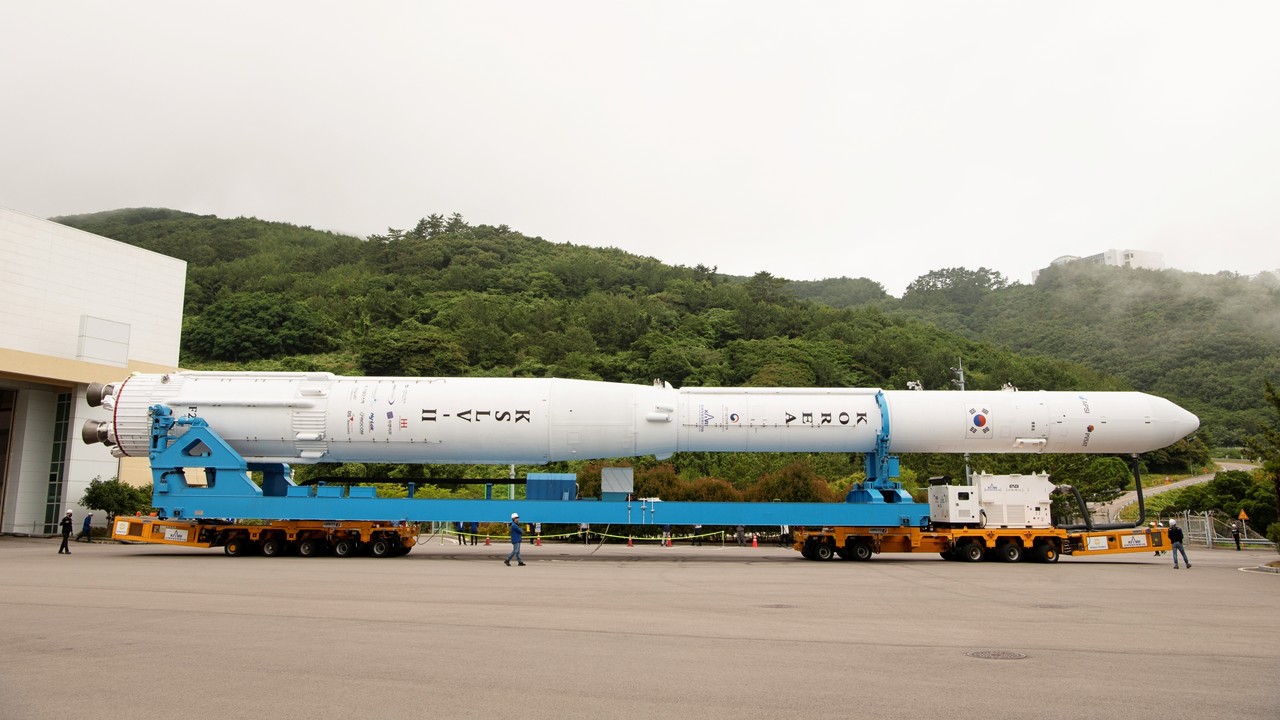 누리호 발사대 기립 완료···독일 우주과학자 "경이로운 일"