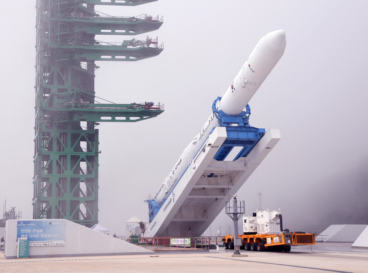 누리호 발사대 기립 완료···독일 우주과학자 "경이로운 일"