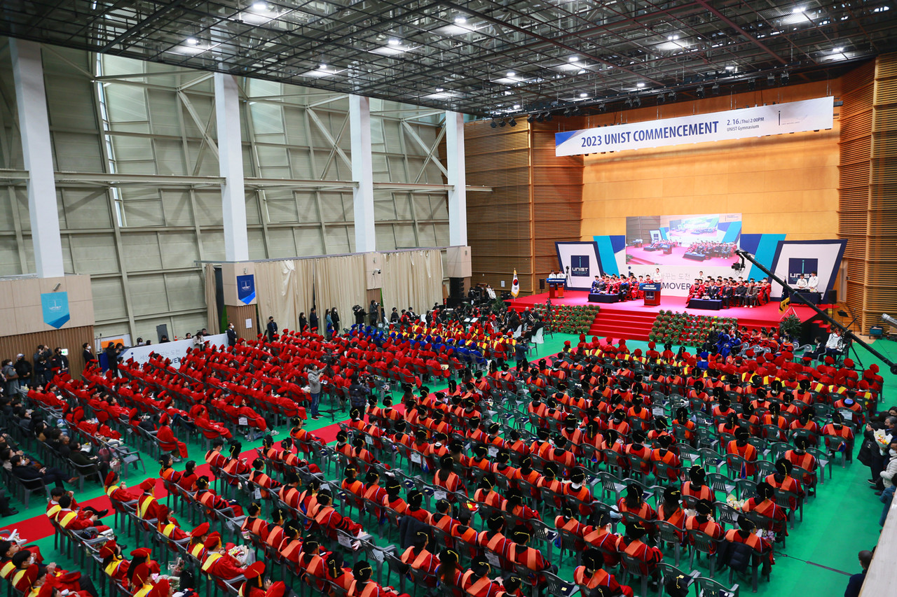 "'도전·혁신 두려워 말라"···2023 UNIST 학위수여식 개최