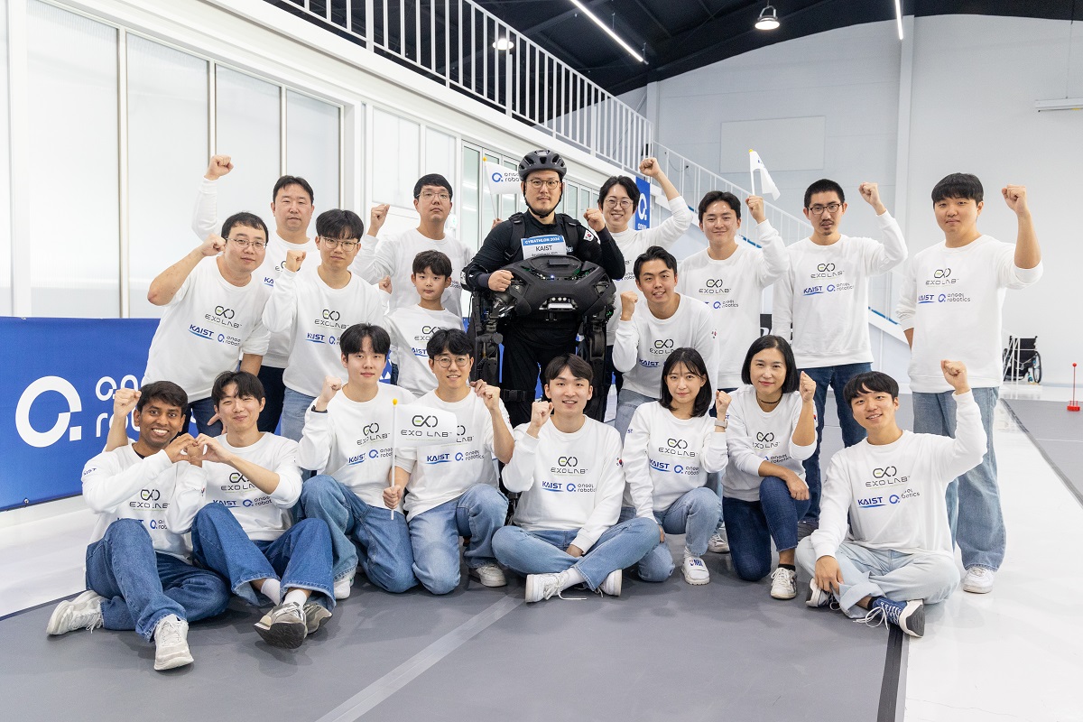 하반신 마비 연구원 걸으며 "미션 파서블"KAIST, 사이배슬론에서 지난해 이어 '2연패'